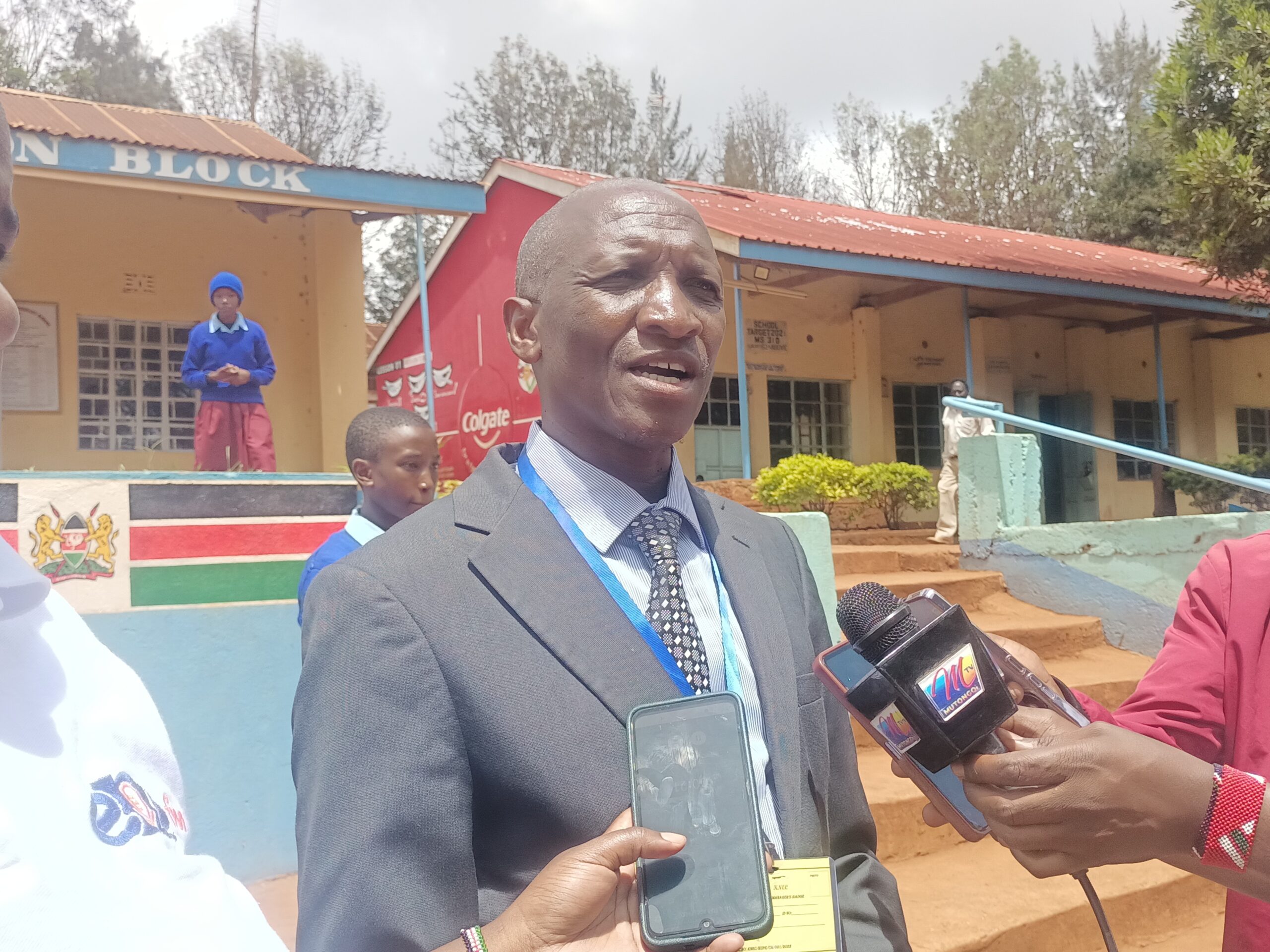 Engineer leads women teachers group in planting trees at local primary ...